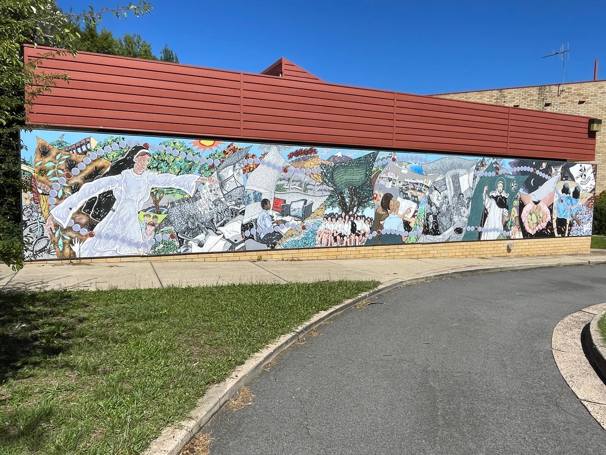 Rosary Welcome Mural by Unknown - Street Art Cities